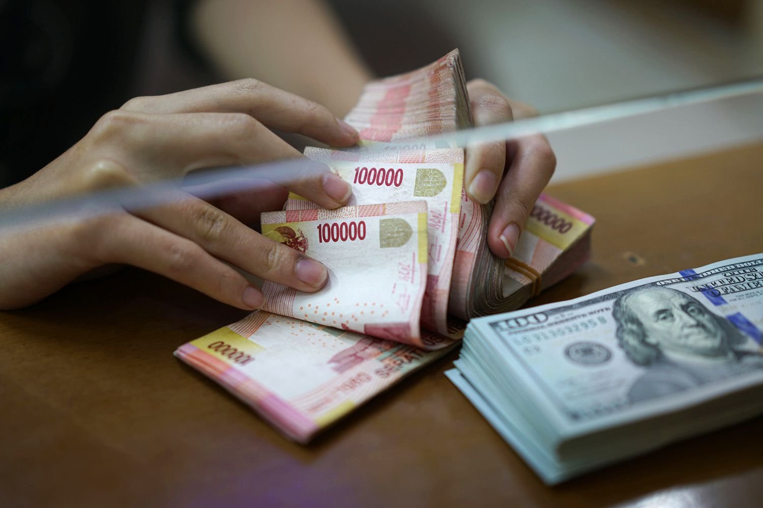 Why Exchange Rates Are Different at Banks, Apps, and Online Converters ...
